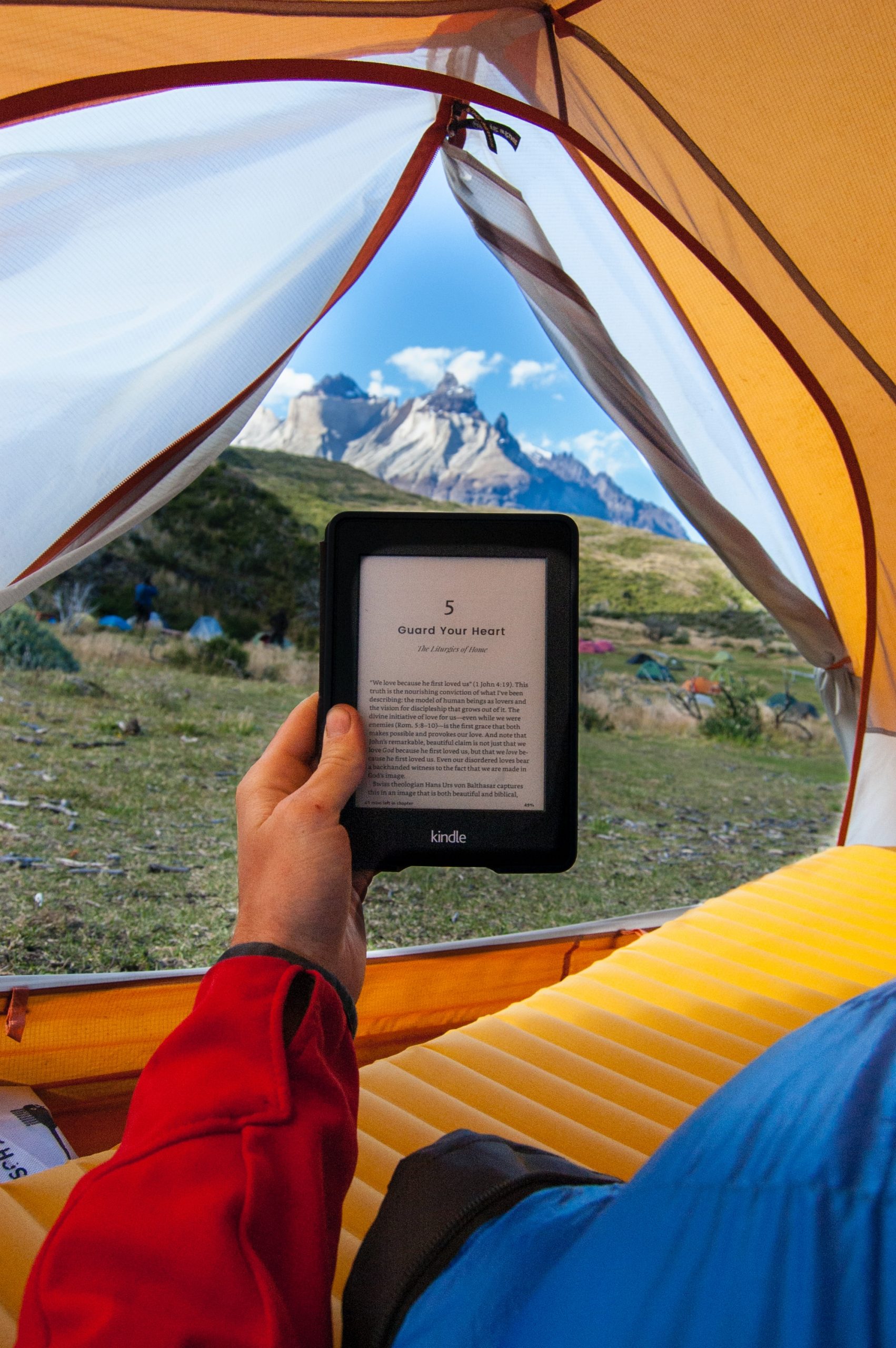 Amazon Kindle vs Kindle Paperwhite: Which one I chose and why.